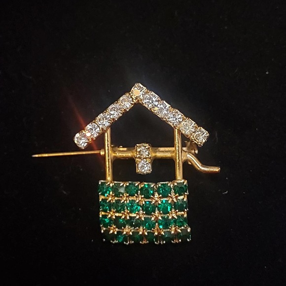 Unknown | Jewelry | Vintage Green Rhinestone Wishing Well Brooch Pin ...